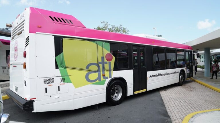 PUERTO RICO: El gobernador Pedro Pierluisi entrega 10 guaguas nuevas a ...