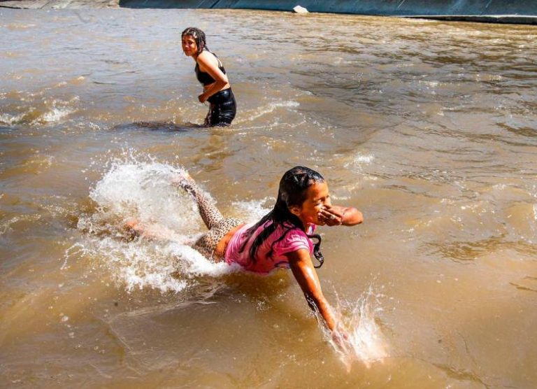 Nadar en el río Medellín es más peligroso de lo que usted cree ...