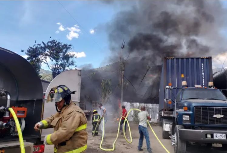11 unidades de bomberos controlaron incendio en un parqueadero de ...